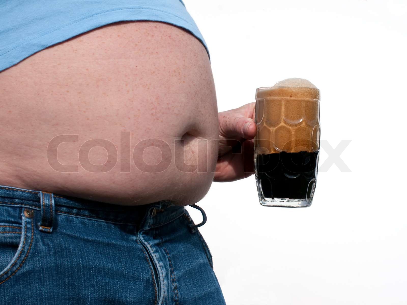 Mann Mit Großen Fetten Bierbauch Hält Ein Glas Stout Stock Bild