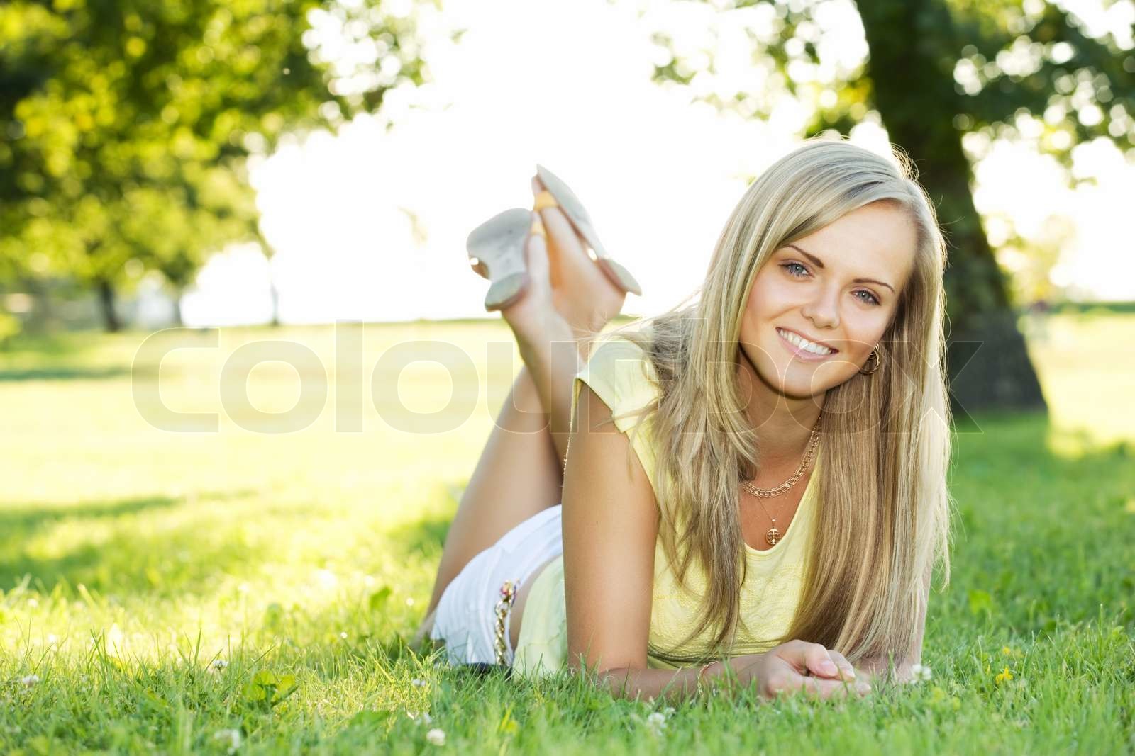 Porträt Junge Lächelnde Frau Im Sommer Park Stock Bild Colourbox