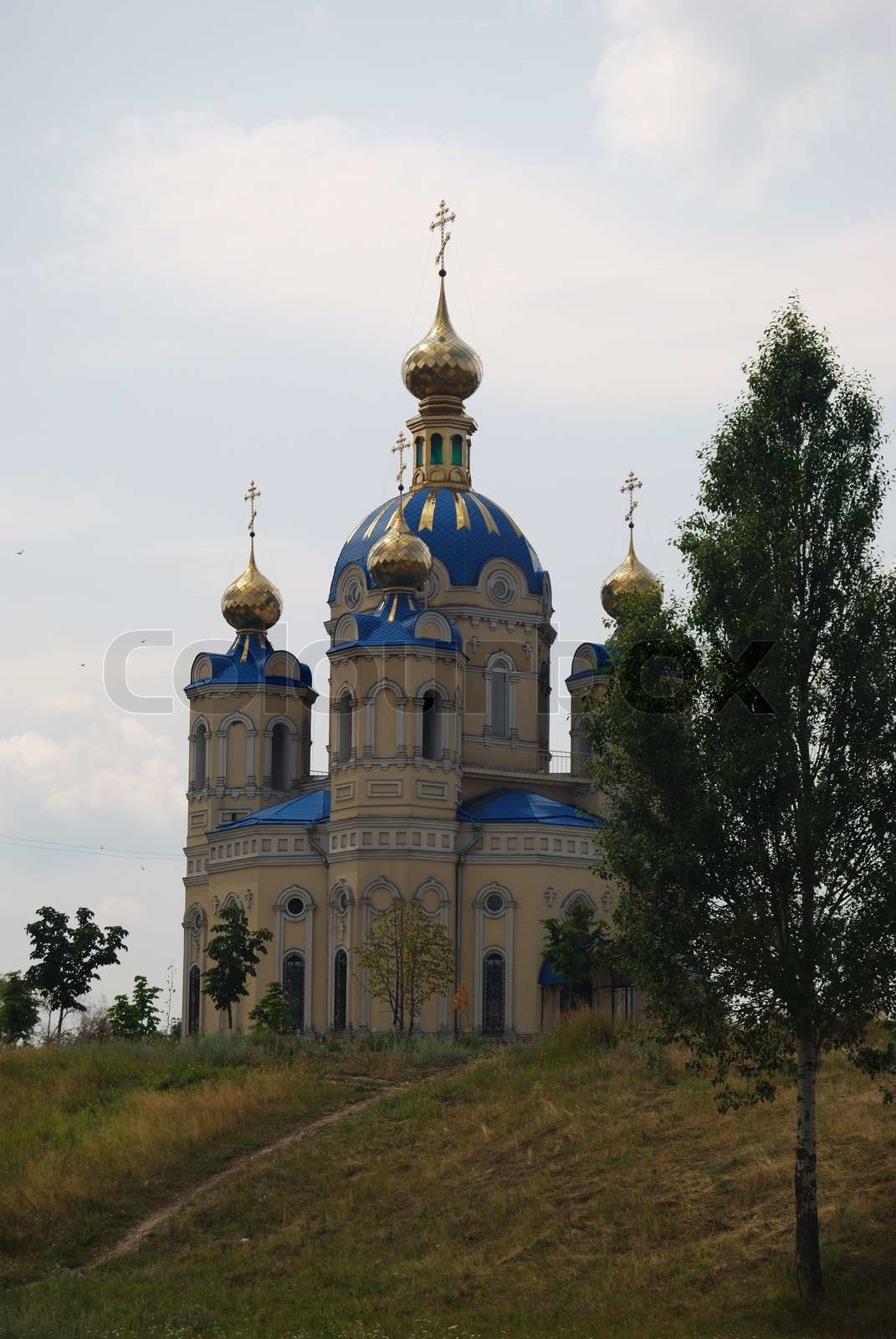 Ortodokse Kirke Med Blå Kupler Mod Den Mørkeblå Himmel Stock Foto