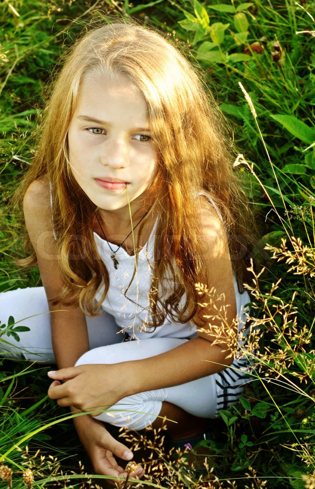 Acht Jahre Alt Lange Haare Mädchen Posiert Im Freien Stock Bild