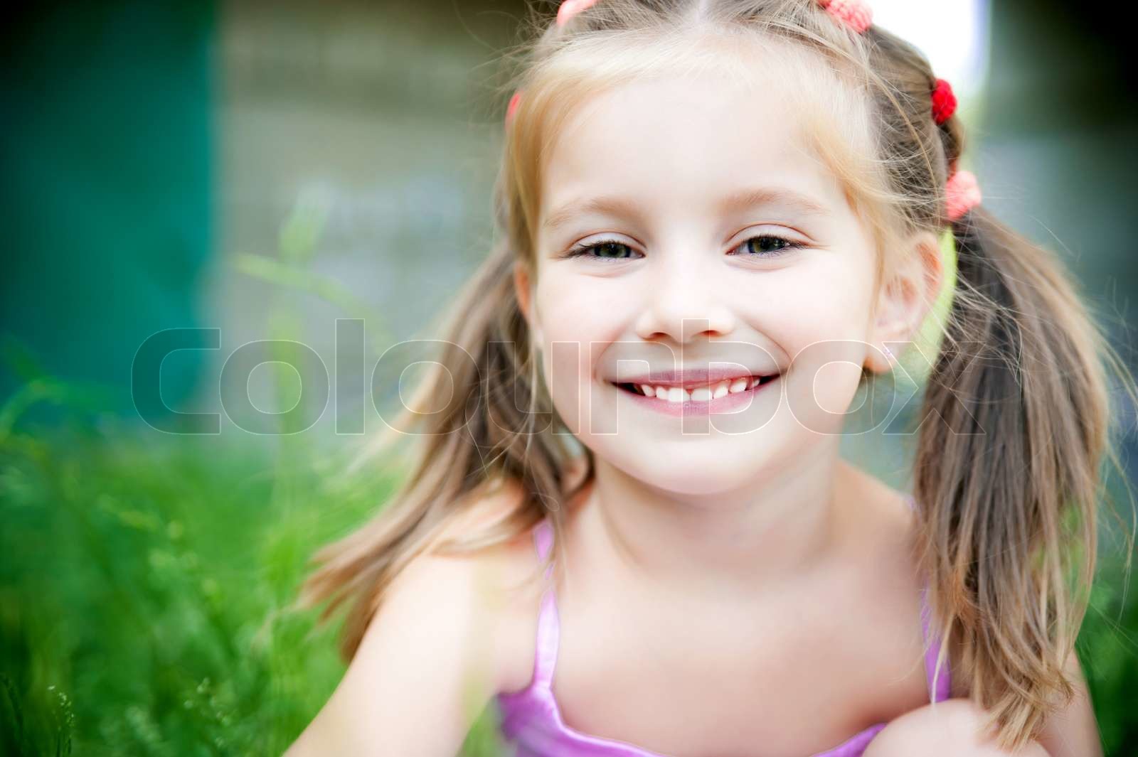 Niedliche Kleine Mädchen Lächelnd In Einem Park Nahe Up Stock Bild