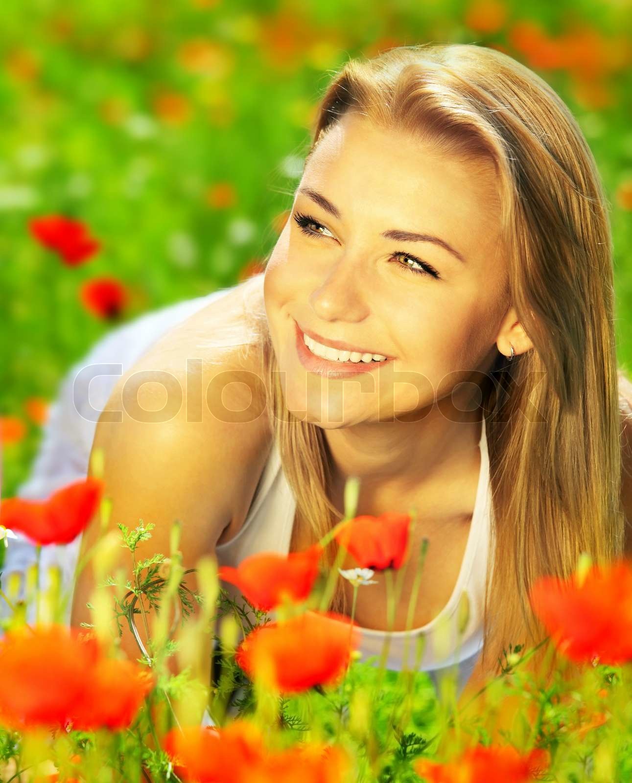 Junge Schöne Mädchen Genießen Auf Der Mohn Blumen Feld Outdoor