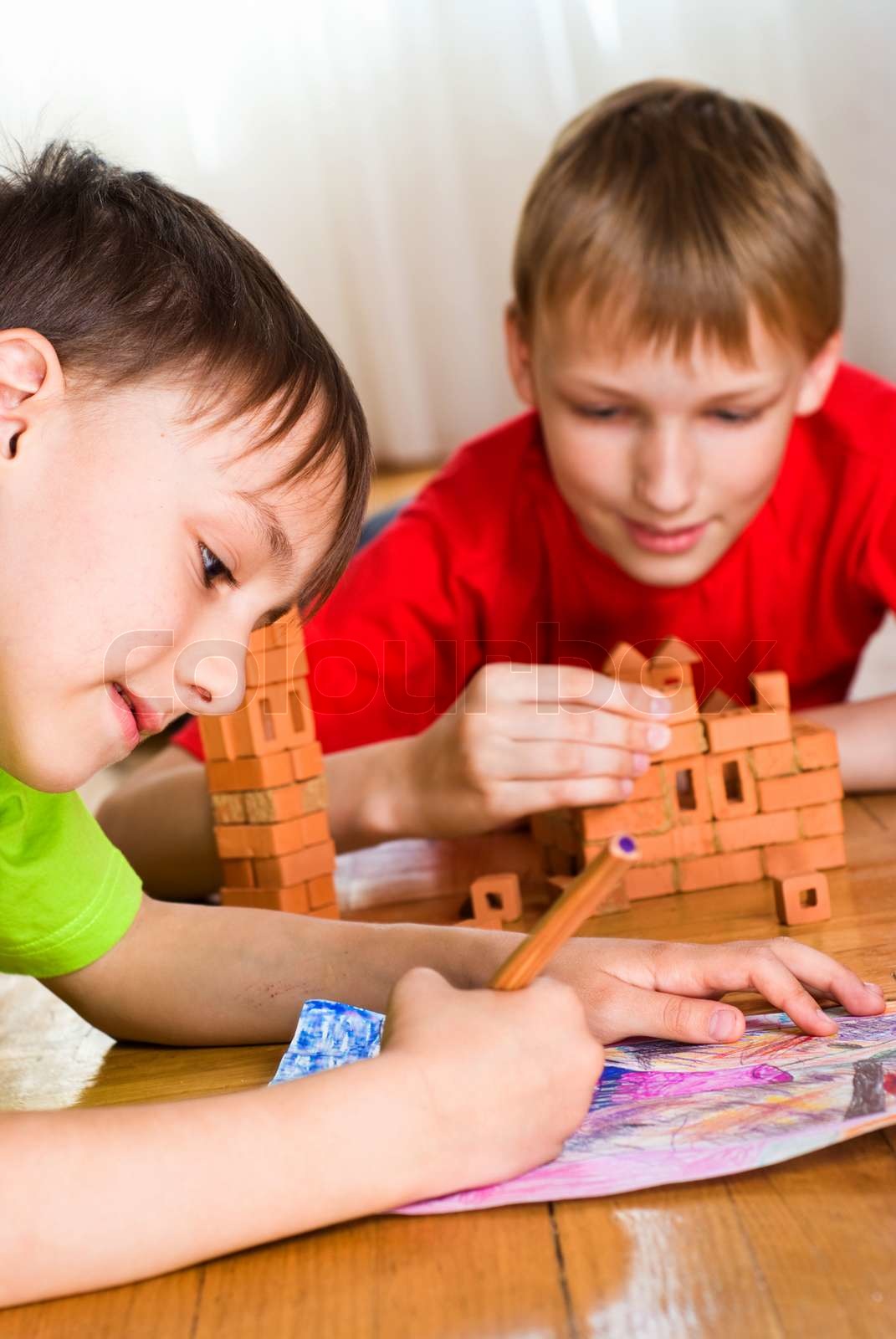 Jungs Sind Auf Dem Boden Bauen Stock Bild Colourbox