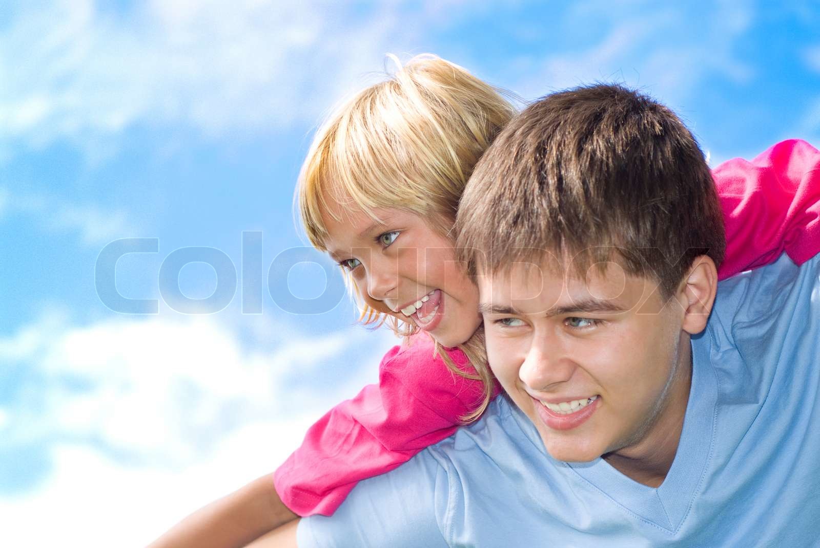 Glückliche Bruder Und Schwester Stock Bild Colourbox