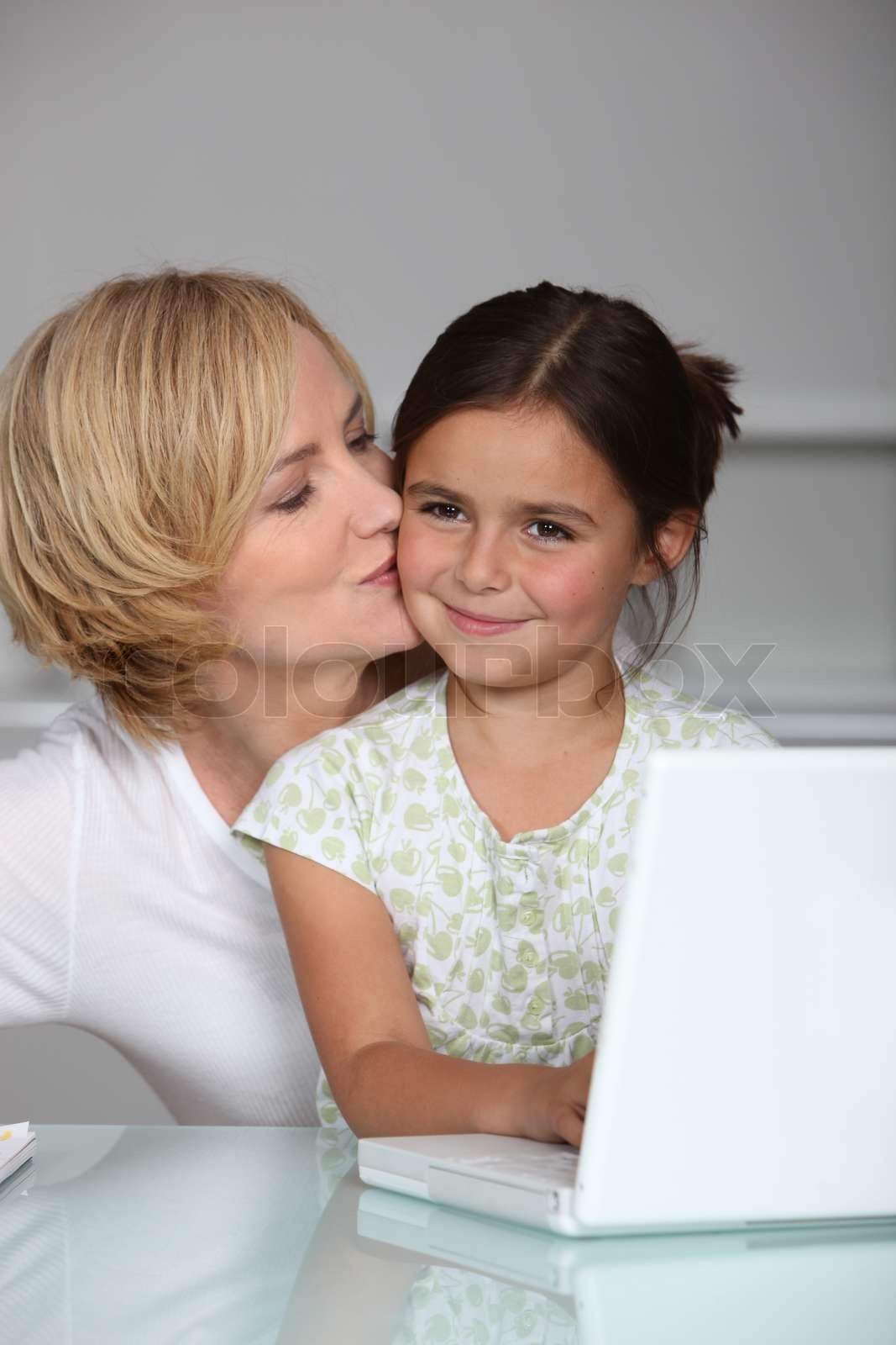 Mutter Und Tochter Auf Laptop Computer Stock Bild Colourbox