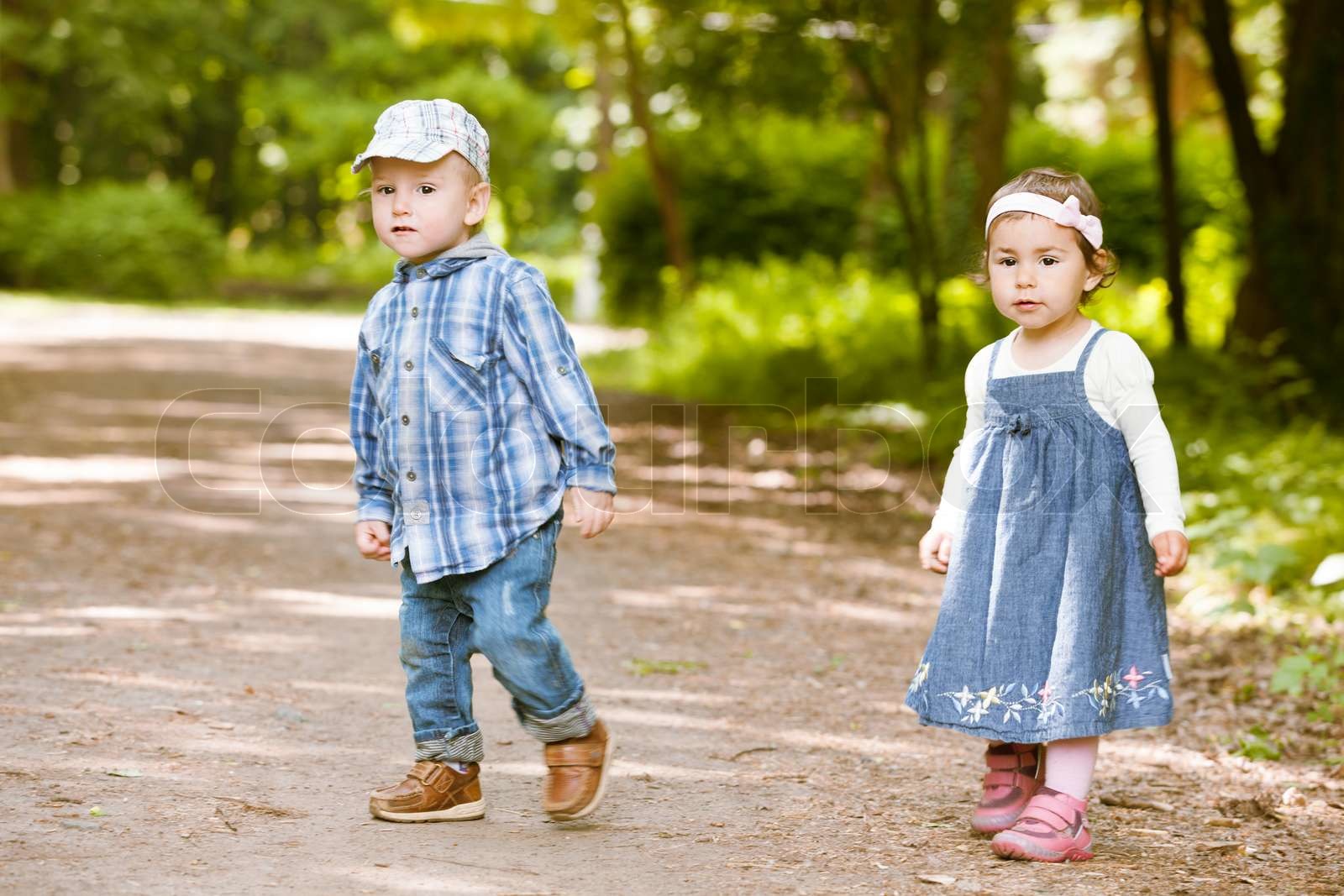 Jungen Und Mädchen Stock Bild Colourbox