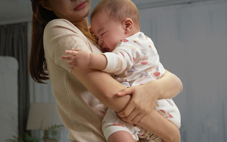 아이 안고 있는 엄마 때렸다면 그건 아이에 대한 아동학대가 될 수 있습니다 기사 관련이미지