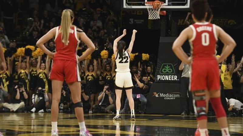 Caitlin Clark Makes 2 Free Throws To Break Pete Maravichs Ncaa