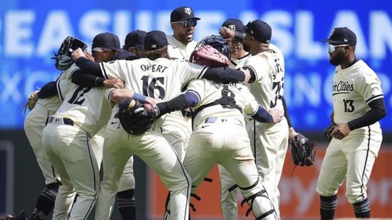 Canadas Juliens Homers Twice Correa Nabs Ohtani At The Plate In