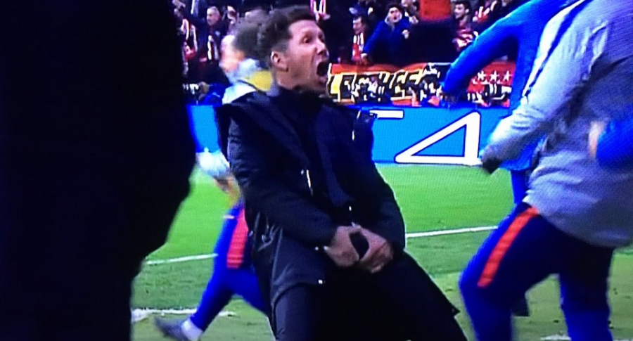 Simeone Celebra En Champions Gol Del Atlético De Madrid Cogiéndose Los