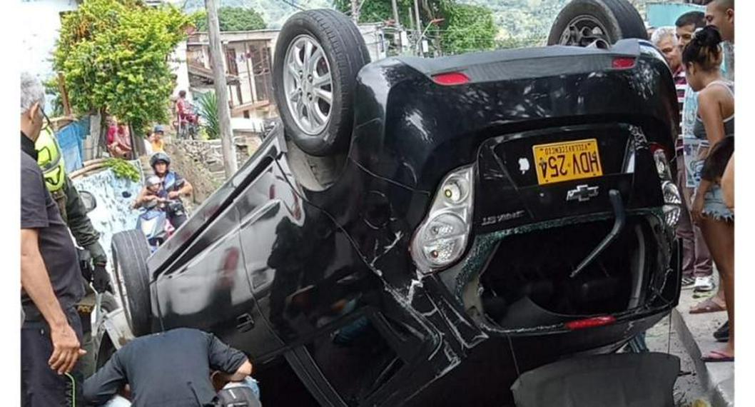 Ibagué Conductor Quedó Atrapado Luego De Que Su Carro Se Volcara