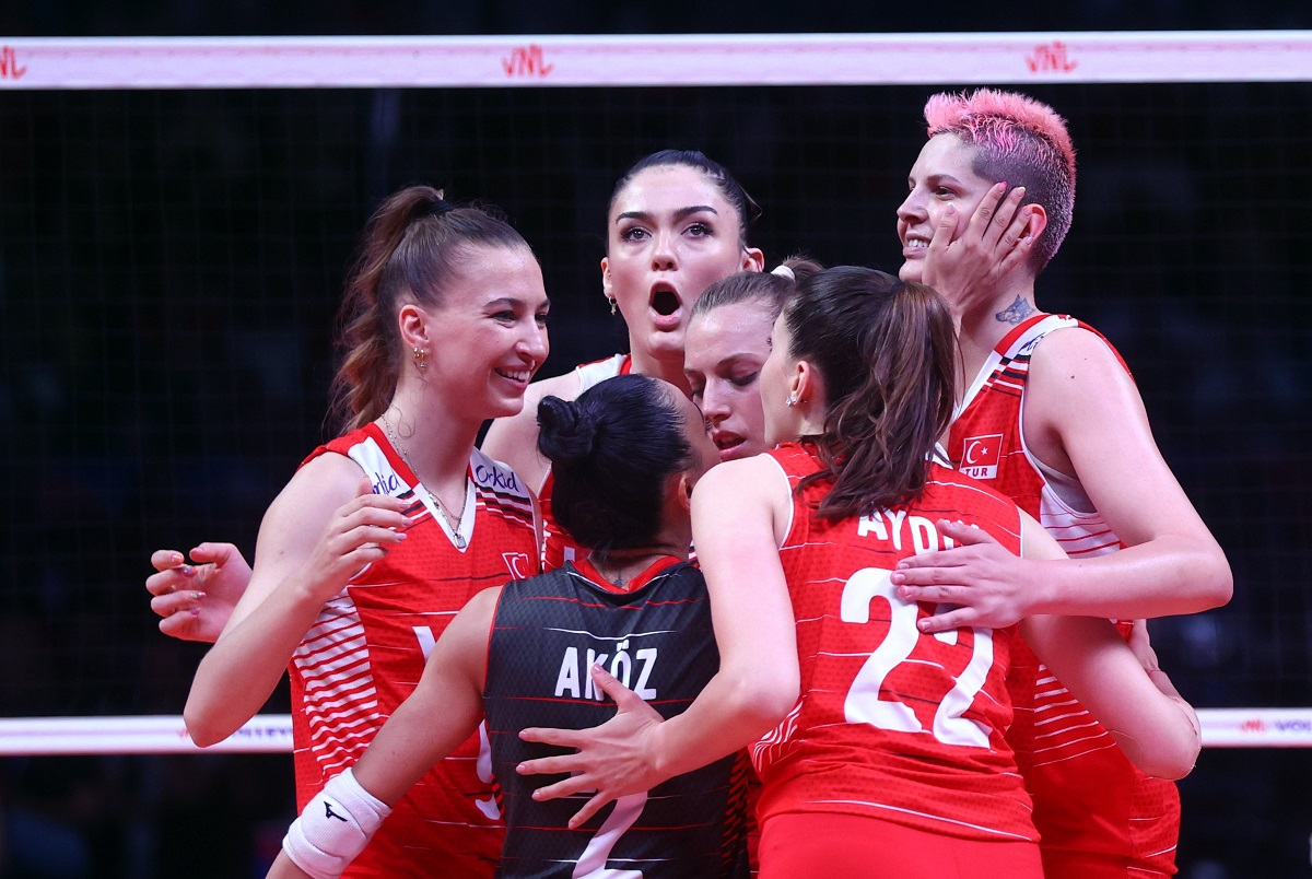 Die Türkische Frauen Volleyballnationalmannschaft Klettert An Die