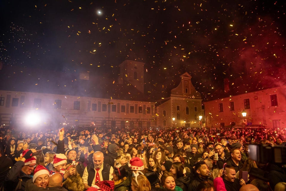 Fotogalerija Osječani Dočekali Novu Godinu Uz Parni Valjak — Sibhr