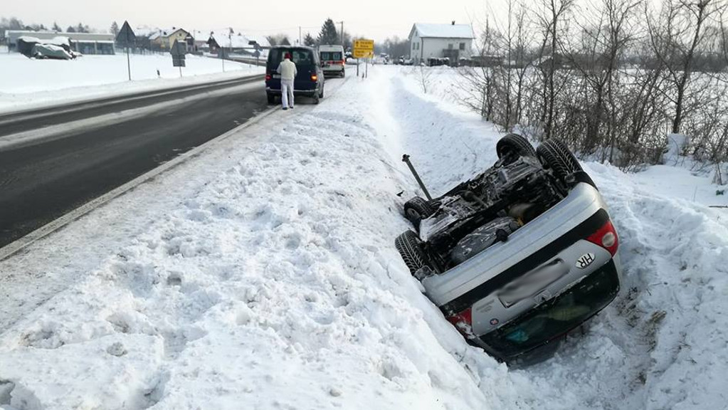 Foto Cerje Nebojse Pijan 114 Zabio Auto U Znak Pa Završio U Jarku