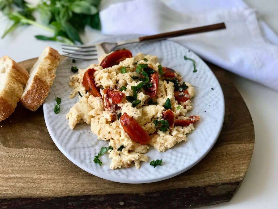 Huevos Revueltos Con Tomates Y Queso Receta Ekilu