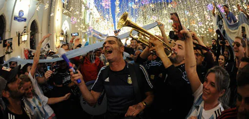 Los Hinchas Argentinos Coparon La Peatonal De Moscú Radio Nacional