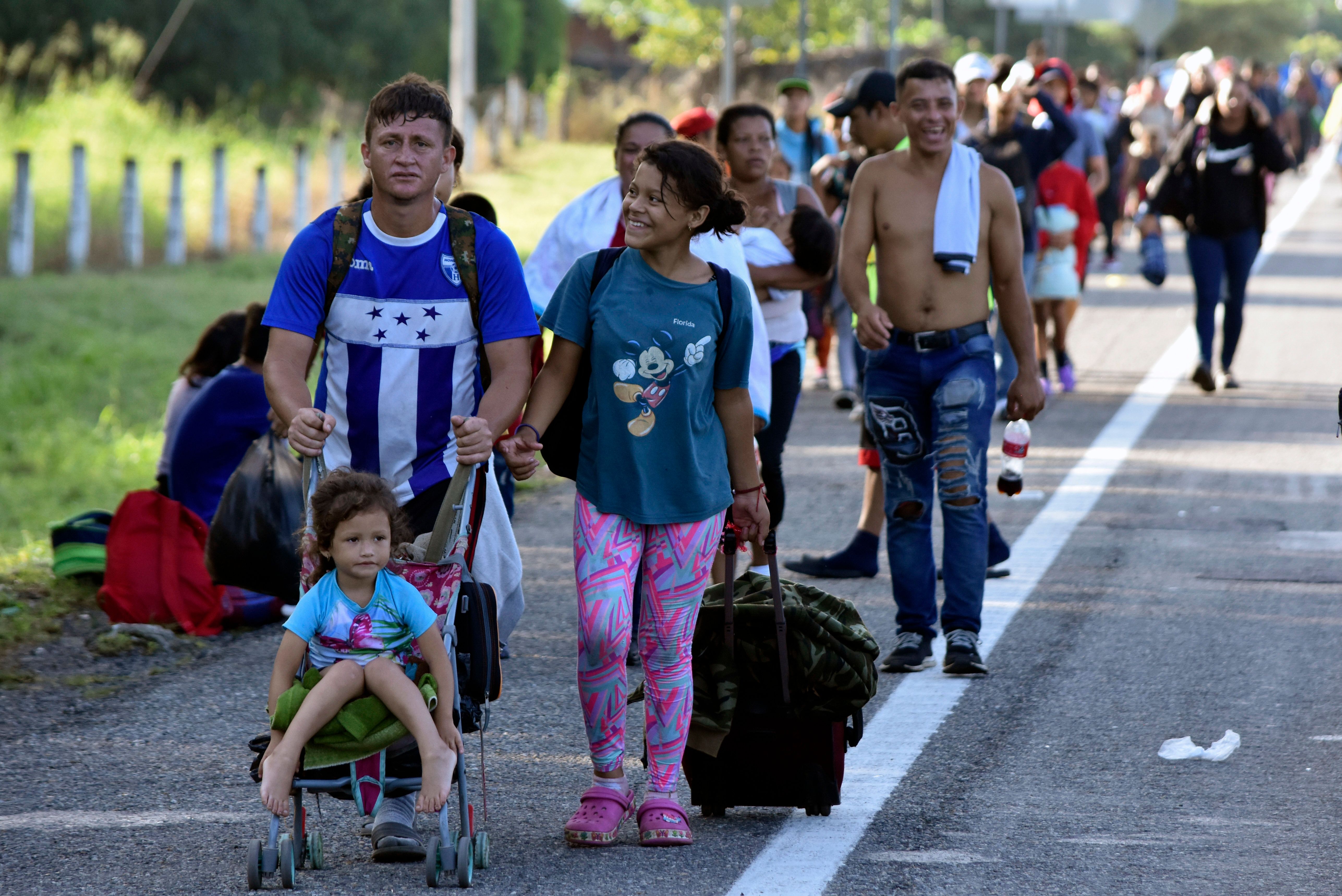 Caravana De Migrantes Avanza Lentamente Por El Sur De México