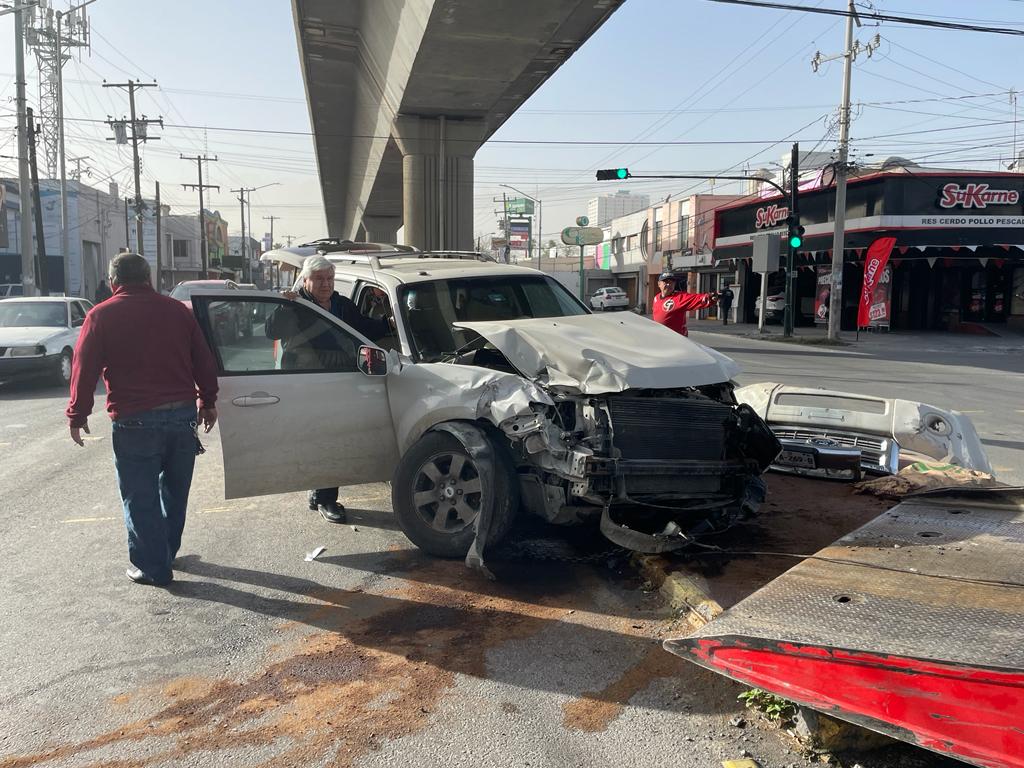 Invade Conductor Carril Y Choca Contra Camión Urbano