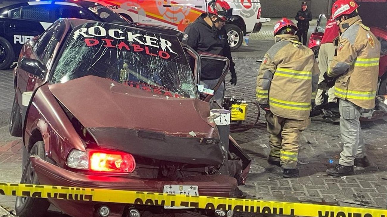 Hombre Queda Prensado Tras Choque En El Centro De Monterrey