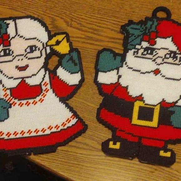 Holiday Mr And Mrs Claus Plastic Canvas Needlecraft Decorations