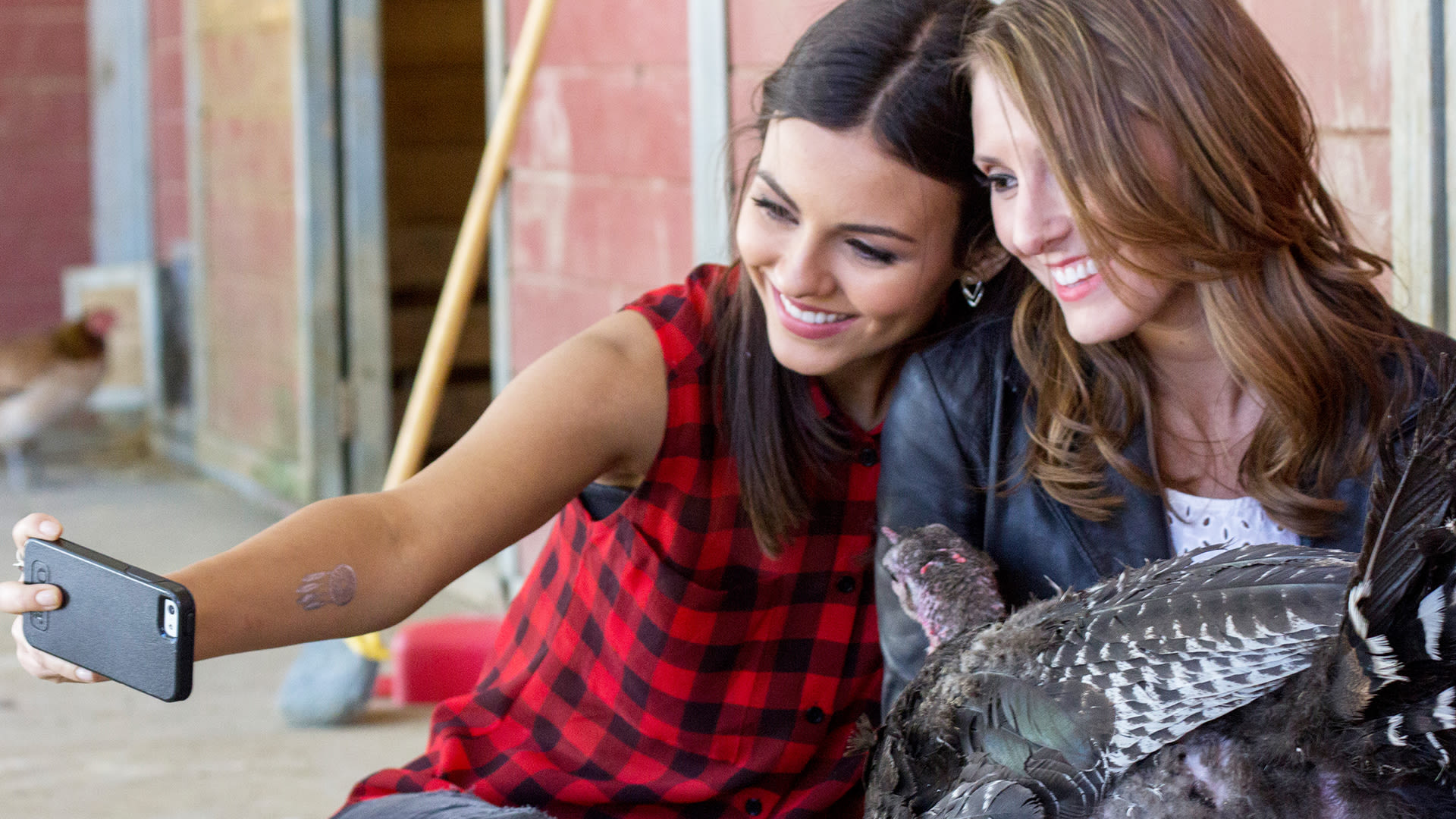 Watch Victoria Justice Demonstrates How To Take A Selfie With A Turkey