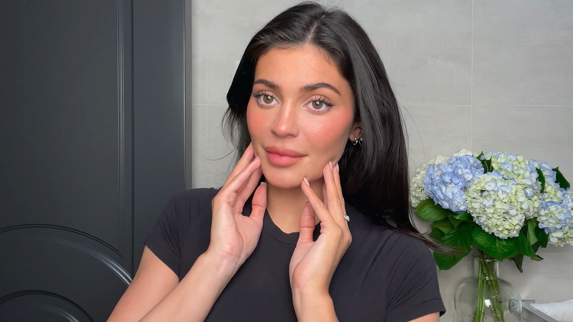 Watch Watch Kylie Jenner Do Her New “classic Kylie” Glam Beauty