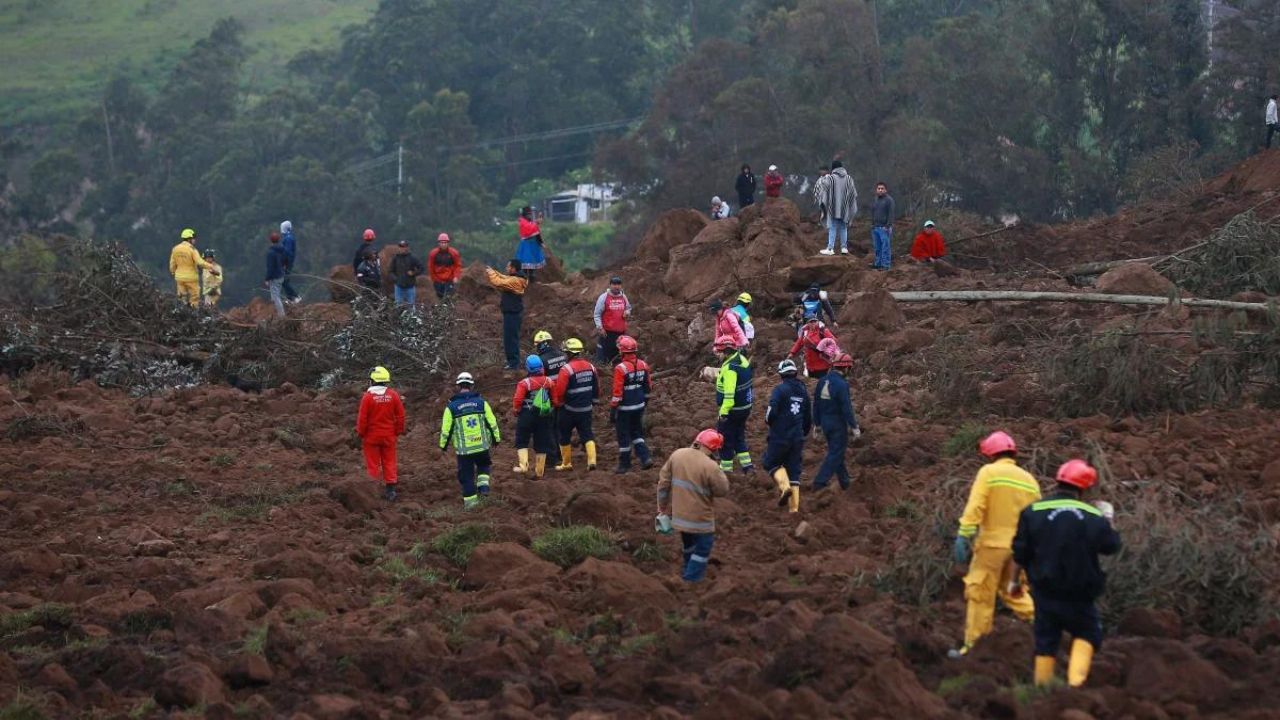 Un Fallecido Y 2 Desaparecidos Por Deslizamiento De Tierra En Ecuador