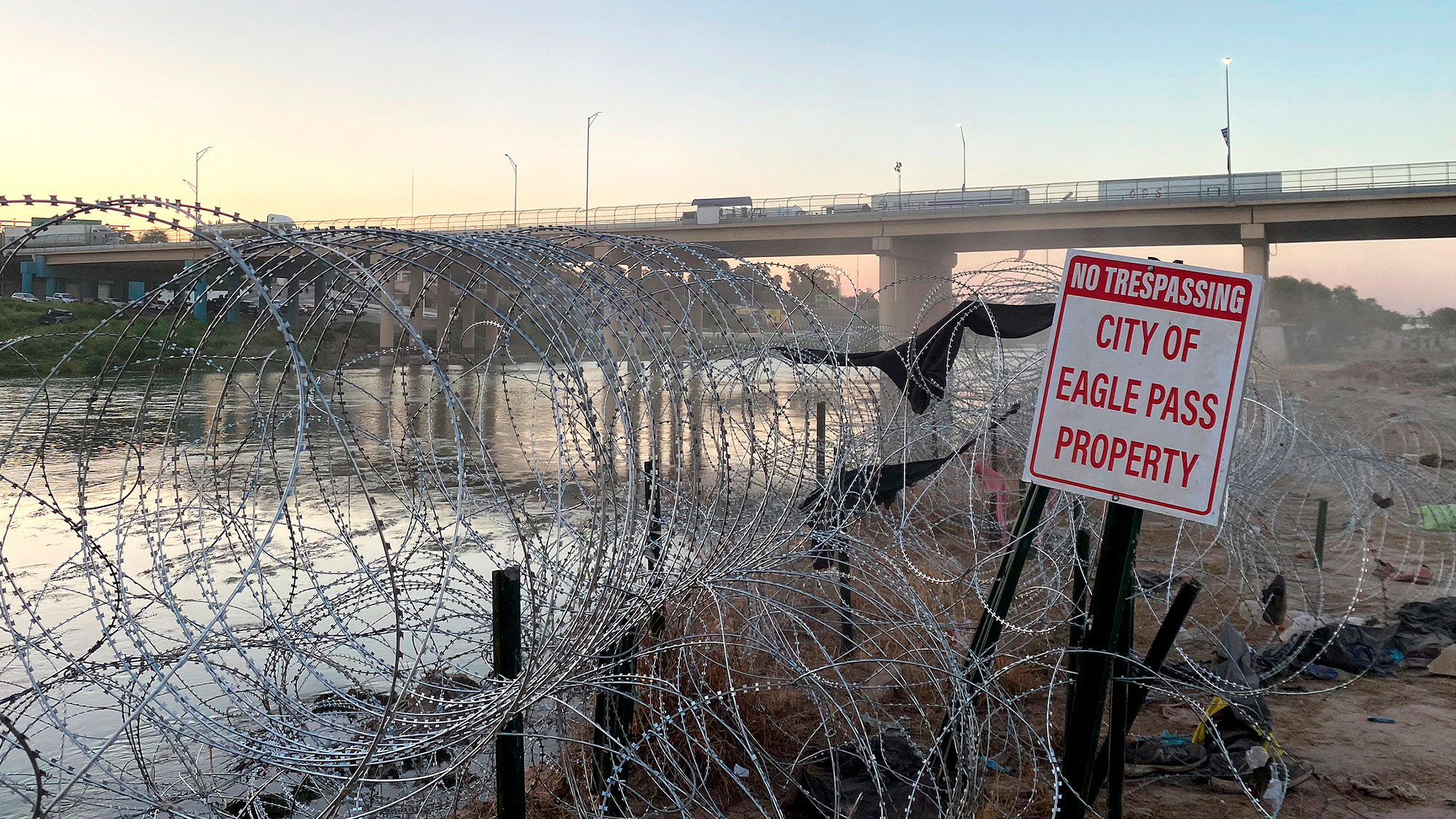 Avalan Retirar Alambre De Púas Que Texas Colocó En Frontera Con México