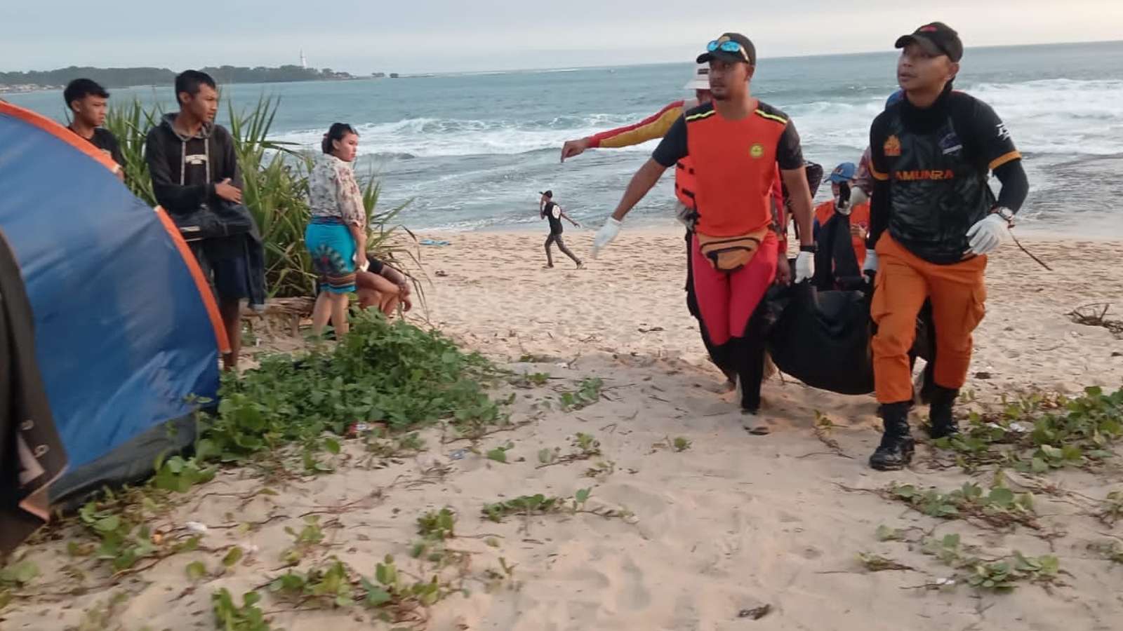 Tim Sar Berhasil Temukan 2 Orang Tenggelam Di Pantai Bobos