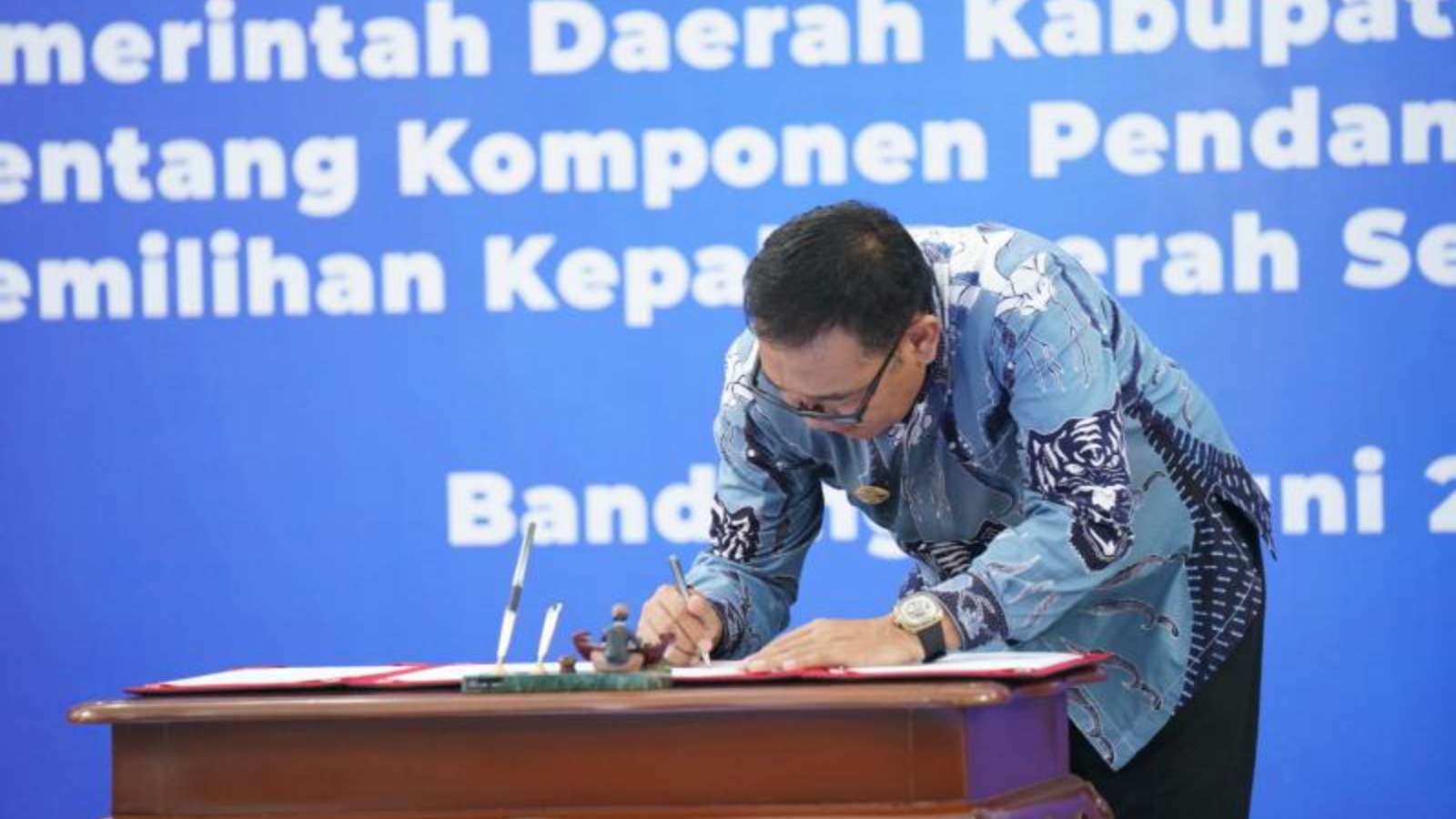 Plt Bupat Bogor Tandatangani Kesepakatan Komponen Pendanaan Pilkada