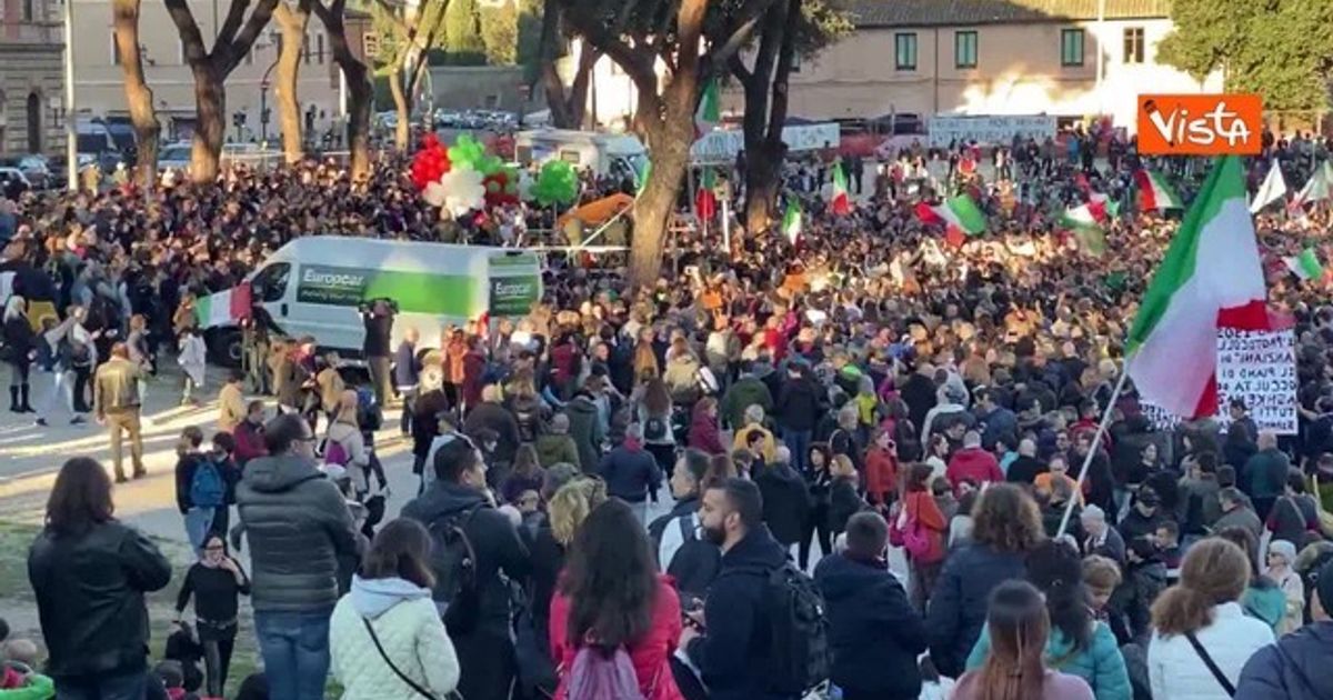 No Green Pass A Roma Centinaia Di Persone Manifestano Al Circo Massimo