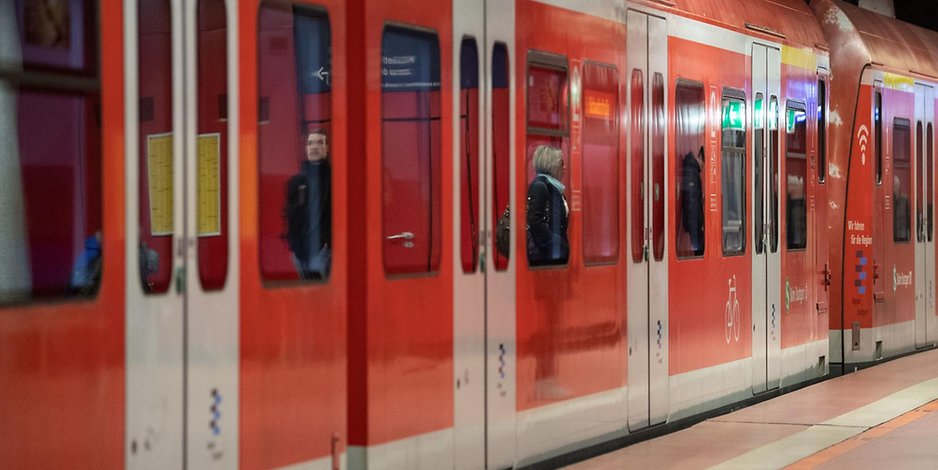 In S Bahn Exhibitionist Belästigt Und Verfolgt Mädchen Mitfahrer