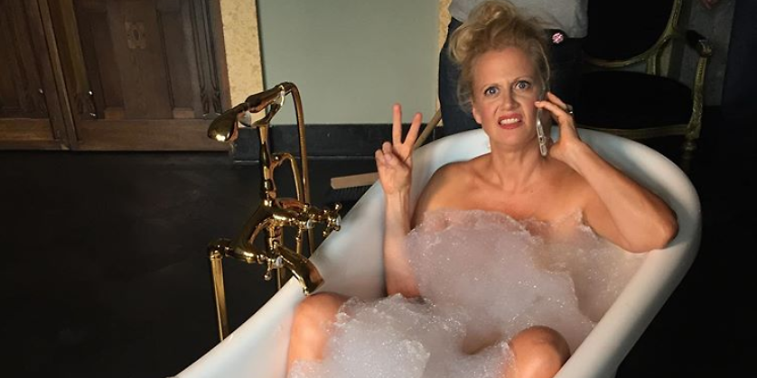 Sexy Neujahrsgrüße Barbara Schöneberger Badet Halbnackt Til