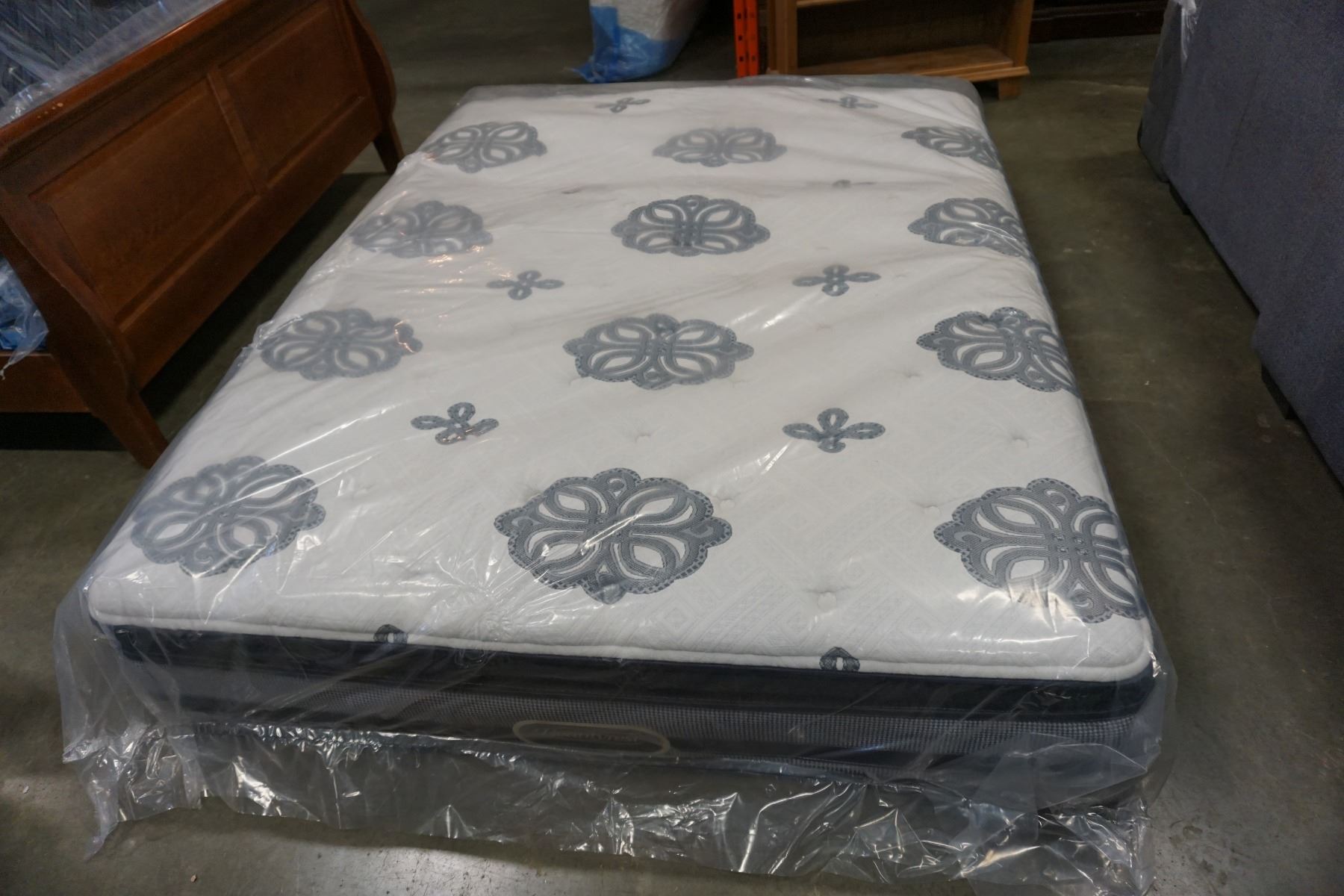 Queensize Simmons Beautyrest Recharge World Class Elite Euro Top Mattress