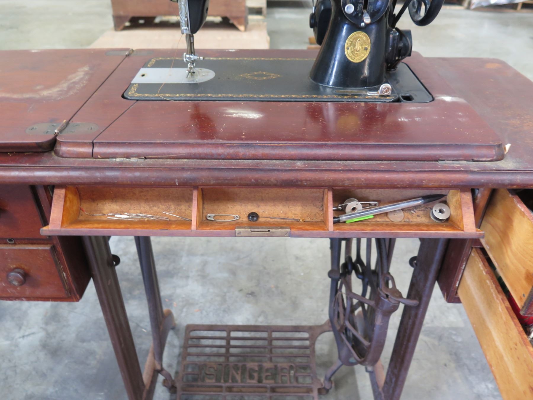 Vintage Singer Sewing Machine Ba 3 8s In Wood And Metal Folding Cabinet