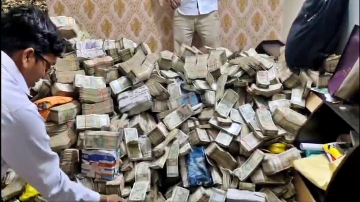 Ed Seizes Rs 25 Crore From Domestic Help Of Jharkhand Ministers Secretary