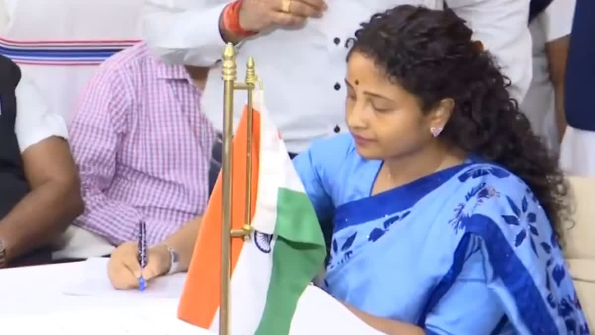 Jailed Former Cm Hemant Sorens Wife Kalpana Takes Oath As Member Of J