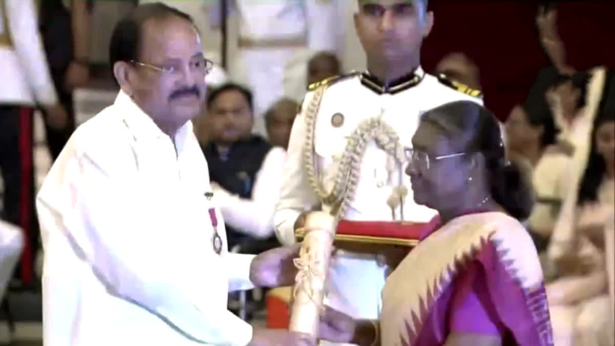 పద్మవిభూషణ్ అందుకున్న వెంకయ్యనాయుడు Venkaiah Naidu Padma Vibhushan