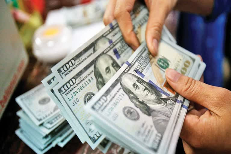 Cisf Nabs Man At Delhi Airport With Rs 10 Lakh Worth Foreign Currency