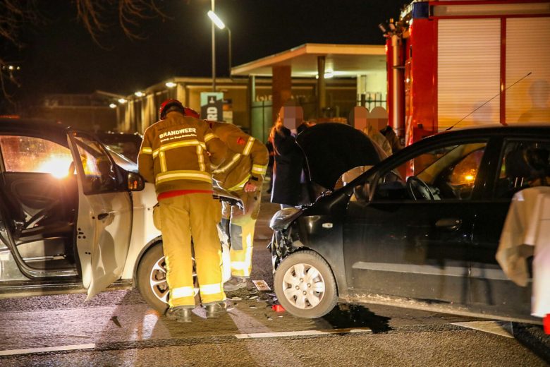 Brandweer Bevrijdt Vrouw Uit Auto Na Botsing Door Voorrangsfout