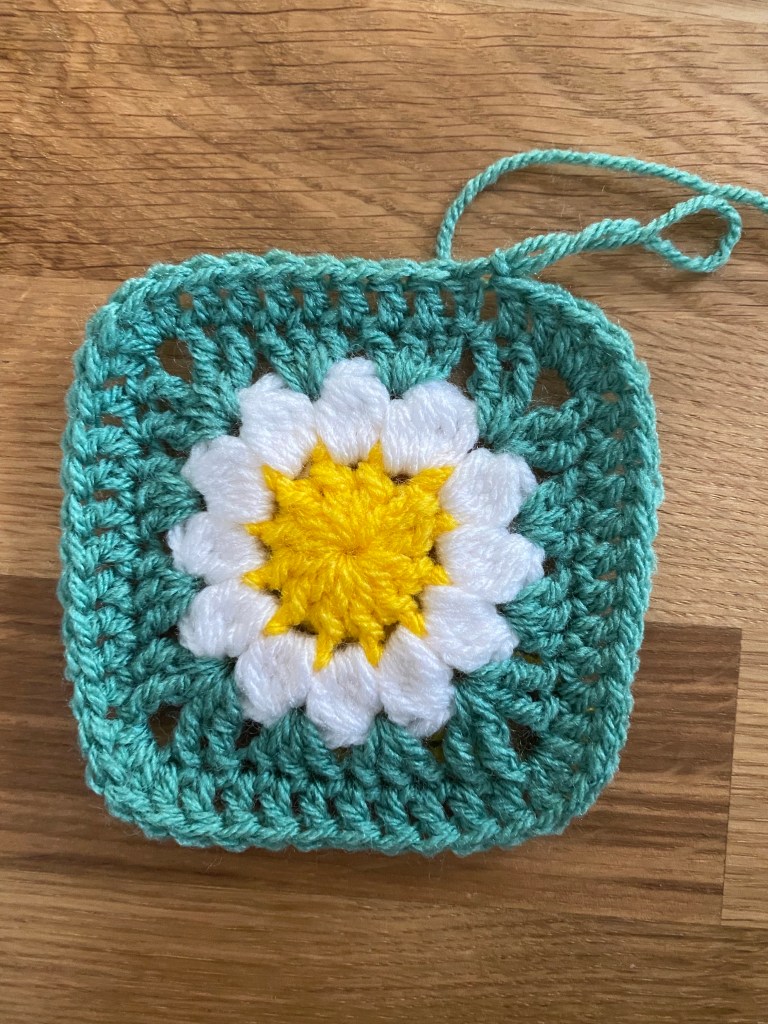 Daisies On The Green Granny Square Tote Bag Pattern And Bag Assembly