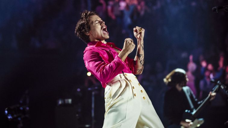 Covid 19 Harry Styles Adia Digressão Europeia Para 2021 Concerto Em