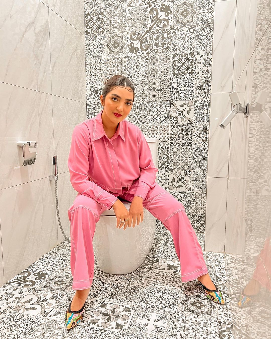 Ashanty Pamer Pose Estetik Di Atas Kloset Netizen Di Toilet Pun Kece