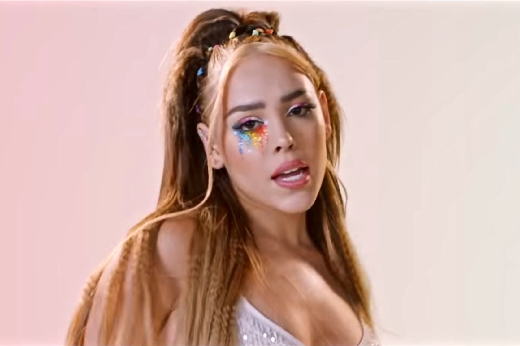 Danna Paola Le Canta Al Amor En Todas Sus Formas Y Colores Celebriteen