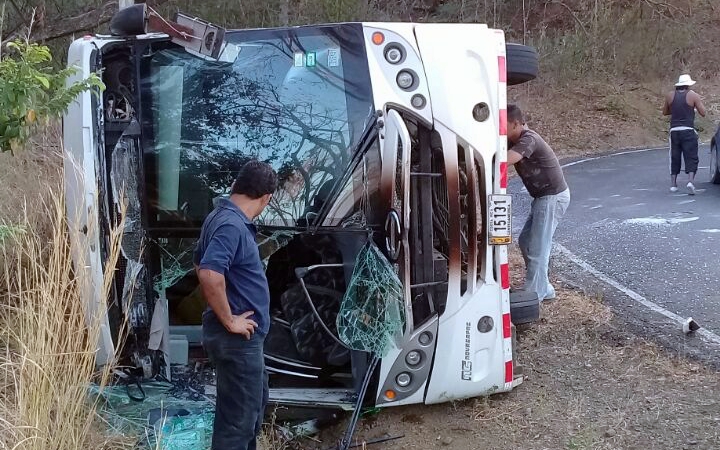 Bus Se Estrella En Guanacaste Un Muerto Y Más De 20 Heridos