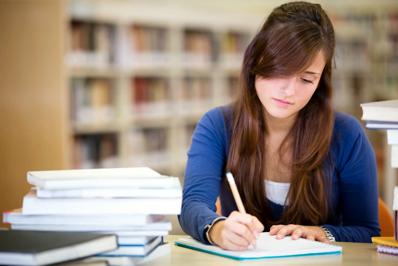 Chica Estudiando Academia Marín