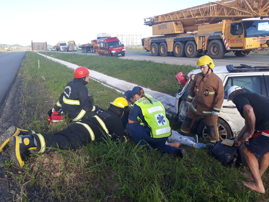 Duas Pessoas Ficam Feridas Após Acidente Entre Carro E Moto Na Br 470