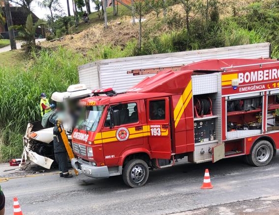 Motorista Fica Preso às Ferragens Após Acidente Entre Caminhões Em Blumenau