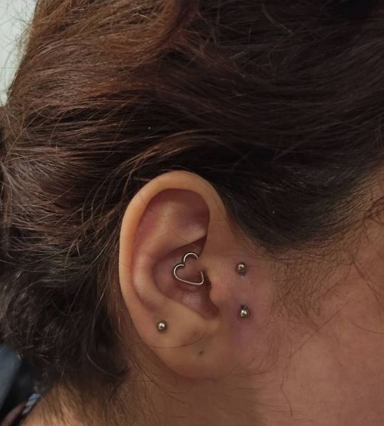 Tragus Piercing 101 Process Cost Healing And Aftercare