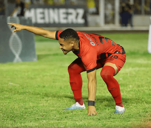 Vitor Roque Sai Do Banco De Reservas E Decide Em Vitória Do Athletico